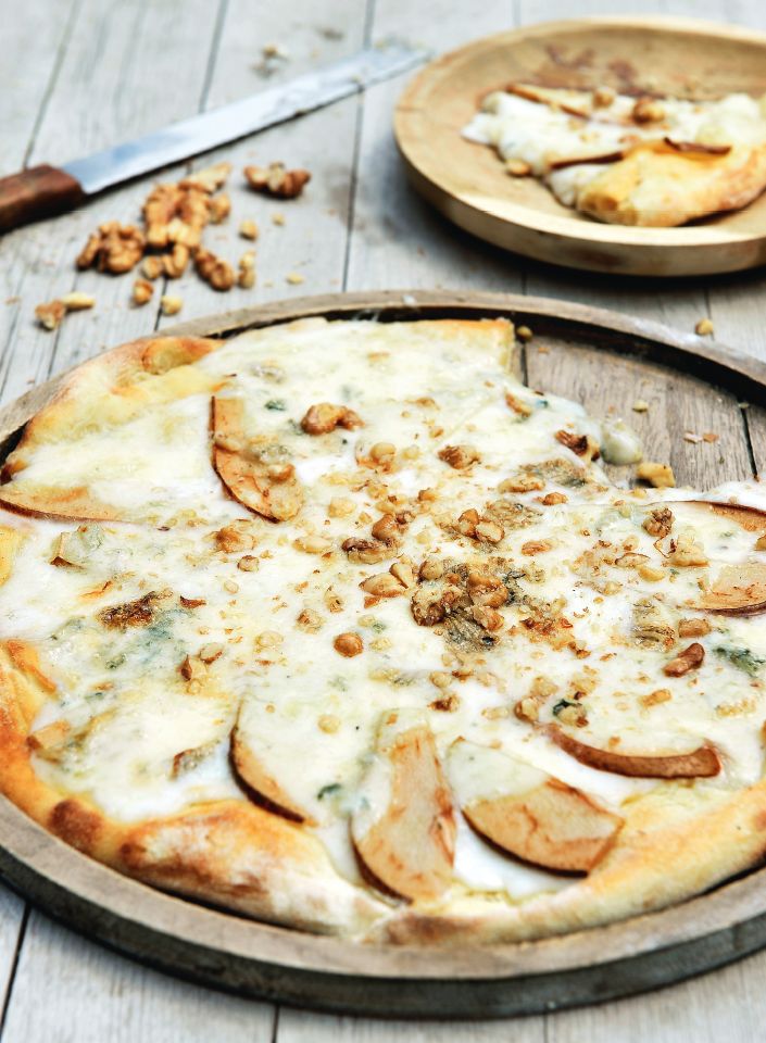 Recept "Pizza gorgonzola met peer en walnoten" | njam!