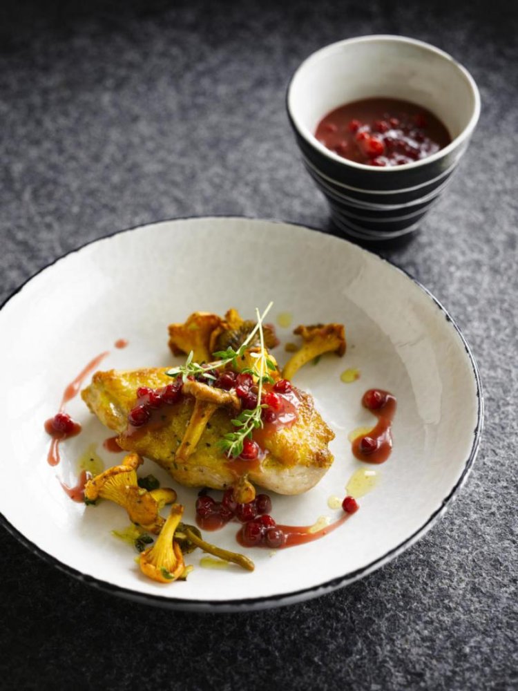 Recept "Parelhoen met veenbessensaus" | njam!