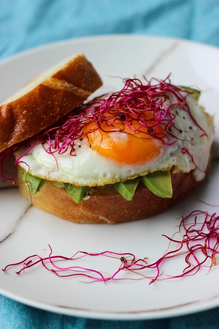 Recept "Boterham met avocado en spiegelei" | njam!