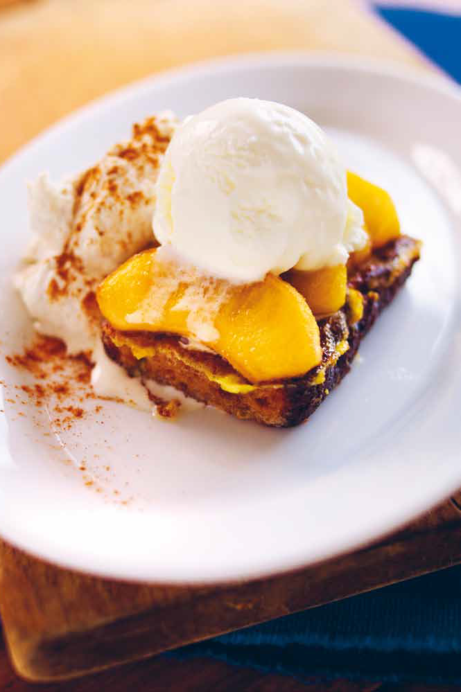 Recept "Verloren brood van peperkoek met gebakken appel, vanille-ijs en kaneelroom" | njam!